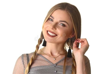 Glückliche Frau Mit Langem Schwanz Und Schönem Make Up Stockfoto Bild
