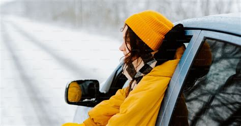 눈 덮인 길에서 차에 앉아있는 여자 사진 Unsplash의 자동차 이미지