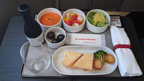 Jal国内線ファーストクラスの朝食機内食とオスミックファーストクイーントマトジュース 福岡⇒羽田（2022年8月）│夫婦で世界と日本を旅する