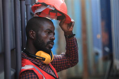 아프리카 계 미국인 잘 생긴 블랙 엔지니어 그는 물류 운송 수입 수출 또는 해운 산업의 컨테이너 상자 야드 지역에서 일하고 있다 25 29세에 대한 스톡 사진 및 기타