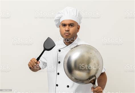 요리사 전사 젊은 아시아 남자 마스터 셰프 들고 무장 하고 요리 에 외출 준비 주방 용품 터너와 프라이팬 부엌 레스토랑에서 인도