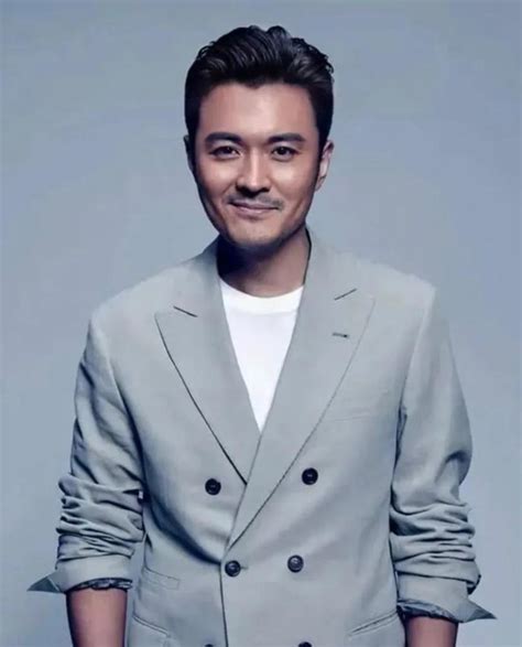10年后再看于小伟，虽错过高圆圆但娶“旺夫”妻子，活成人生赢家