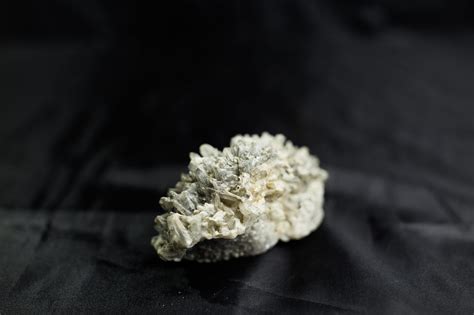 Batu Mineral Kuarsa Kecubung Rambut Dari Perbatasan Suwawa Bone