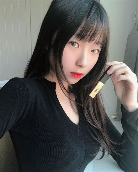 102k 個讚，386 則留言 Instagram 上的 一樓（ijou96）：「 文末抽獎 抽口紅 哪個女孩子會嫌自己的抽屜多了