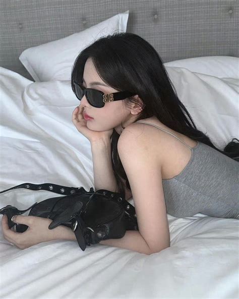 杨超越晒灰色吊带辣妹风随拍 身材姣好清纯性感
