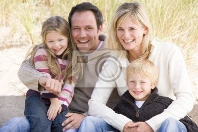 Nackte Familie Sitzt Am Strand Leinwandbilder Bilder FKK Legged
