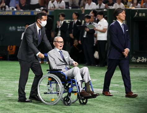 【巨人】「4番サード長嶋 背番号3」ミスター本人がアナウンスとともに登場「長嶋茂雄day」 プロ野球写真ニュース 日刊スポーツ