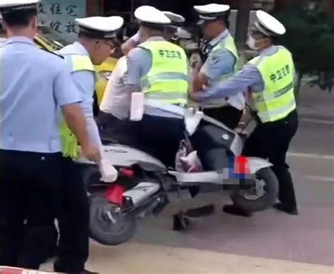 交警与一男子肢体冲突，引围观！警方通报执法人员中卫行为