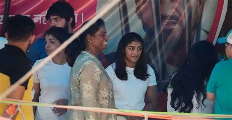 Pt Usha Meets Protesting Wrestlers At Jantar Mantar