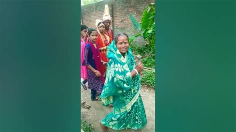 হিন্দুদের বিয়ের বউ বরের সঙ্গে নৃত্যের দৃশ্য। সাথে পিচ্চি টা কিউট না