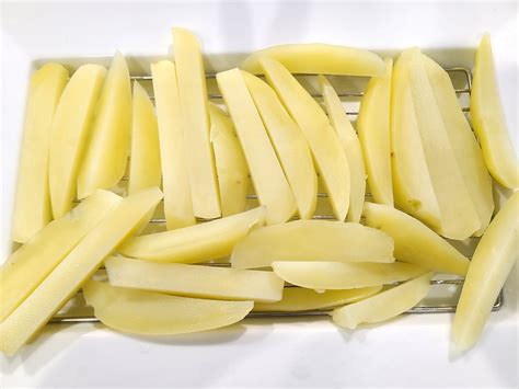 【フライドポテトの裏ワザ】時間経ってもずっとカリッカリなの♪その秘密は茹でた後に冷凍庫で冷やす⁉ 『あたらしい日日』 こんな時代のニュー