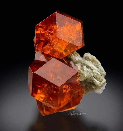 Pin By Małgorzata Jarosz On Granat Crystals Minerals Crystals Rocks