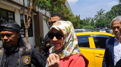 Hadir Di Sidang Cerai Perdana Roro Fitria Di Kawal Ketat Bodyguard