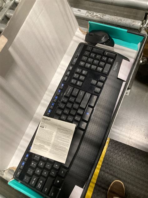 Logitech Mk345 Wireless Combo Full Sized Keyboard With Palm Rest And Comfortable Right Handed