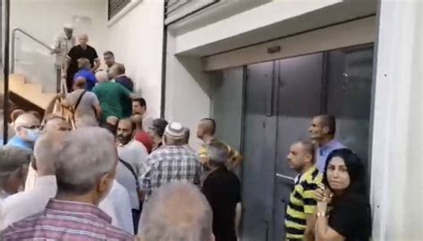 بالفيديو مودعون يقتحمون ثلاثة مصارف في مناطق مختلفة من لبنان للحصول