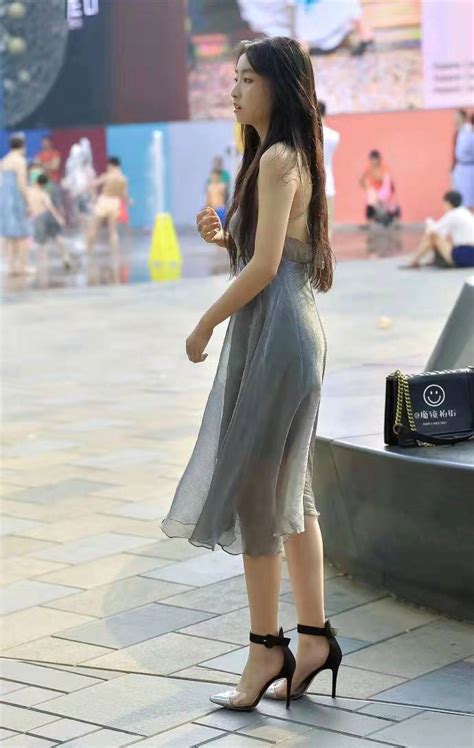 街拍：小脸美女爱穿吊带裙，单看这眼神就够了！ 搜狐大视野 搜狐新闻