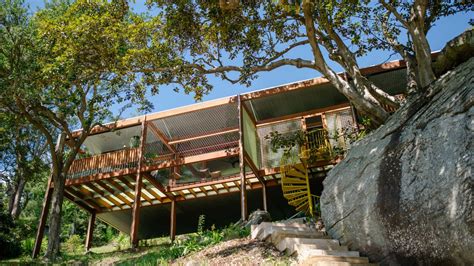 Balmy Palmy House Perches Above Steep Australian Bushland
