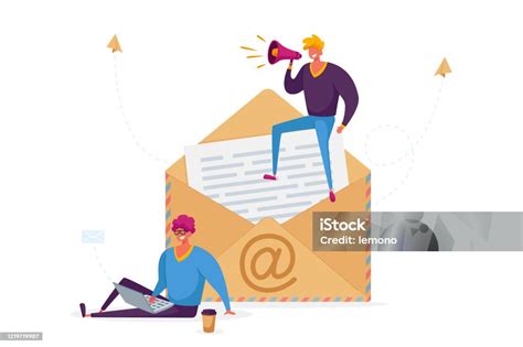 작성 및 전자 메일 편지 개념입니다 노트북과 라우드 스피커와 작은 남성 캐릭터는 내부 Et 기호와 종이 거대한 봉투에 서있다 전자 메일 메시지 만화 벡터 일러스트레이션