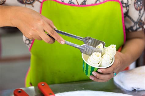 튀긴 아이스크림을 만드는 과정 태국 볶은 아이스크림 롤 에 동결 팬 유기농 천연 압연 아이스크림 핸드메이드 디저트 강철 차가운 팬이있는 아이스크림 기계 튀김 거리에 대한