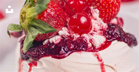 흰색 설탕과 딸기를 얹은 케이크 사진 Unsplash의 무료 딸기 이미지