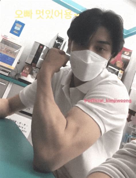 [잡담] 김지웅 근육이 이랬는데 아이돌 데뷔한다고 싹뺀거 대박이야… 인스티즈 Instiz 연예 카테고리