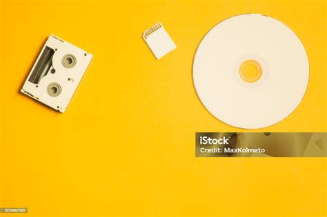 콤팩트 디스크 그리고 노란색 배경에 메모리 카드입니다 디지털 비디오 카세트입니다 복사 공간 0명에 대한 스톡 사진 및 기타 이미지 Istock