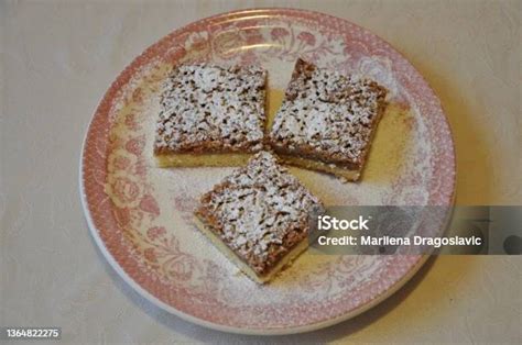 집에서 만든 달콤한 헤이즐넛과 캐러멜 큐브 견과류 직원 설탕 초콜릿 덩어리가 있는 헤이즐넛 큐브 헤이즐넛 피칸 바 0명에 대한 스톡 사진 및 기타 이미지 Istock