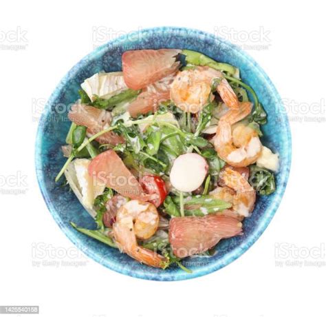 하얀 배경에 그릇에 새우와 치즈를 곁들인 맛있는 포멜로 샐러드 상단 전망 0명에 대한 스톡 사진 및 기타 이미지 0명