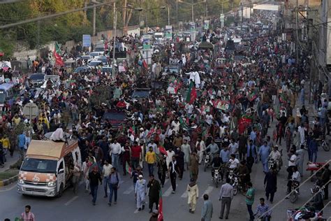 Pakistans Ex Pm Khan Leads Rally Ignores Arrest Warrants
