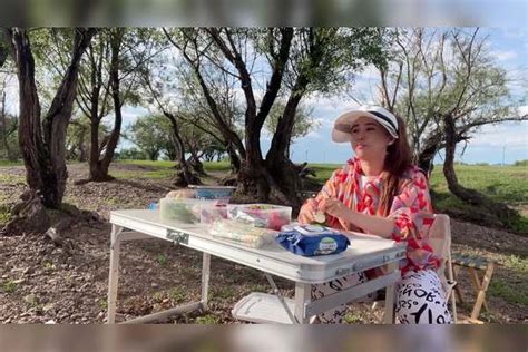 内蒙姑娘一家4口户外露营，河边烤肉享受美景，遇牛群大部队过河烤肉牛群美景