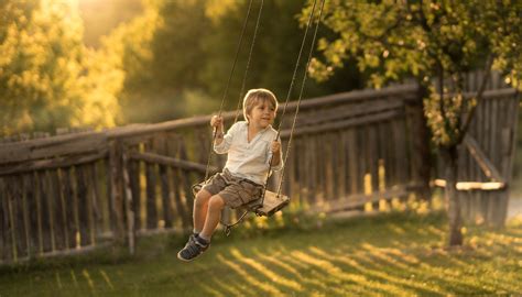 Маленький мальчик катается на качели летом обои для рабочего стола картинки фото