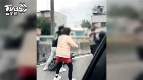 婦人要超車卻逆向一直開 遇來車竟「停下來」 Yahoo奇摩汽車機車