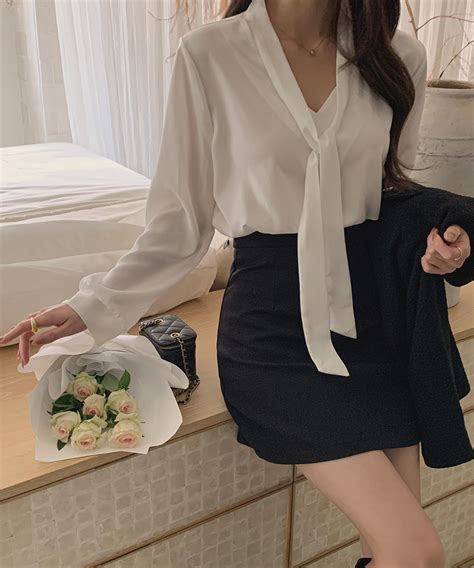 러브썸원 하객룩 격식룩 엘로우 브이넥 타이 레이어드 긴팔 블라우스