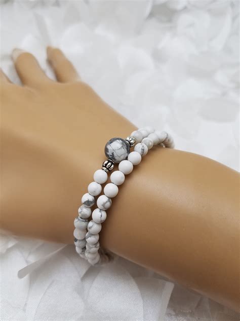 White Natural Howlite Bead Wire Bracelet