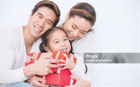 근접 촬영 초상화 흰색 절연 크리스마스 선물 상자를 주는 소파에서 아시아 가족 행복 한 휴일 가족 아버지 어머니 날 개념 가정 생활에 대한 스톡 사진 및 기타 이미지