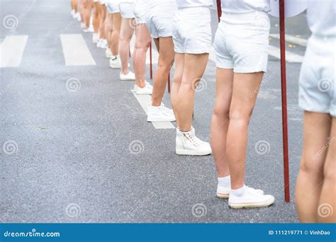 Tres Atletas Hermosos Atractivos Aptos De Las Mujeres Jovenes En Ropa