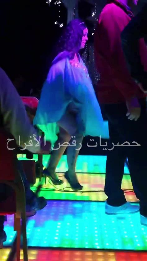 الراقصة المزة جسم بلدي تثير الحاضرين بخلع العباءة في فرح شعبي