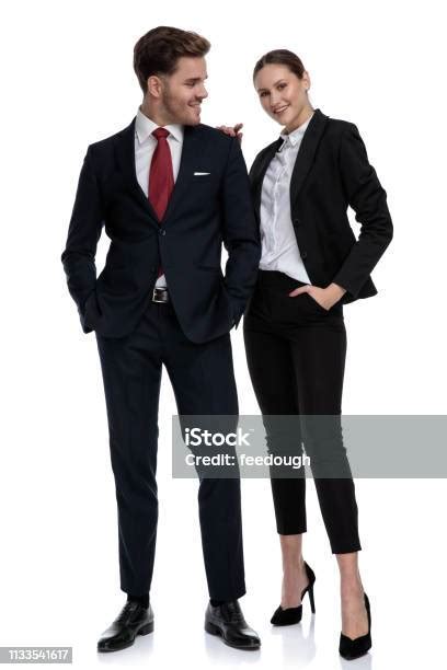 주머니에 손을 함께 서 있는 비즈니스 정장 커플 기업 비즈니스에 대한 스톡 사진 및 기타 이미지 기업 비즈니스 남자 남자 사업가 Istock