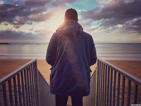 Мужчина в куртке спускается по лестнице к безлюдному пляжу — Фотографии на аву