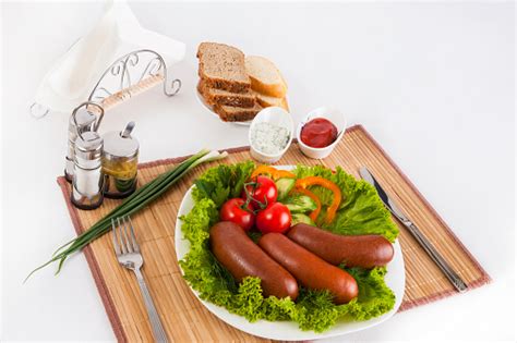 토마토 오이 채소와 소 하 세 삶은 지 검정 또는 흰색 빵 제공 완벽 한 추가 이다 매운 소스와 겨자 저녁 식사를 위해이 요리