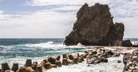 울릉도 거북바위 낙석 사고…관광객 4명 중경상