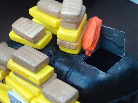 Prf Flagra Cocaína Haxixe E Pasta Base Em Tanque De Veículo Interior