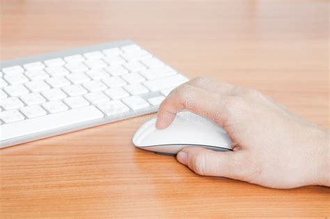 Mano Usando Ratón Del Ordenador Foto de archivo Imagen de teclado
