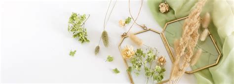 흰색 배경에 장식 평면 평신도 배너를 만들기위한 말린 꽃과 허브 건조 식물을 프레이밍 맨 위 보기입니다 공간을 복사합니다 꽃으로 수작업으로 만든 취미 0명에 대한 스톡 사진