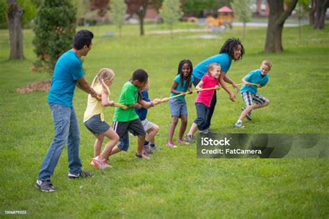 캠프 카운슬러와 여름 캠프에서 줄다리기를 연주하는 아이들 10 11세에 대한 스톡 사진 및 기타 이미지 10 11세 20