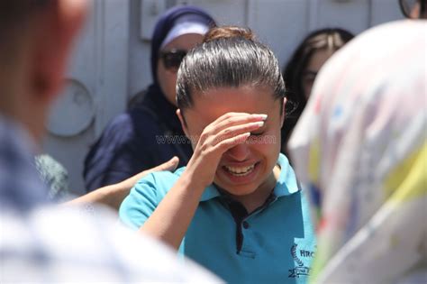 انهيار وبكاء طالبات وأهالي الثانوية العامة بعد امتحان الفيزياء صور