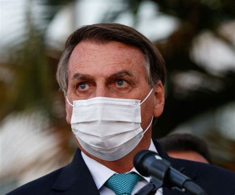 Notícias Bolsonaro faz comentário homofóbico ivermectina mata