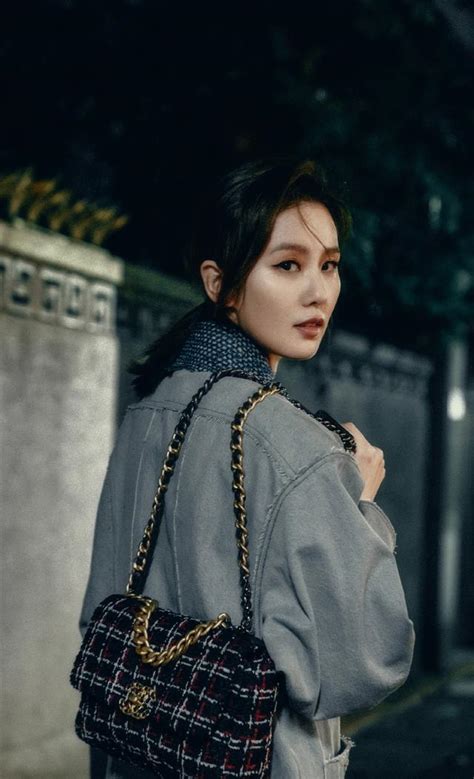 劉詩詩穿黑色西裝氣場強大，楊穎穿灰色針織衫上衣，溫婉嫻靜 每日頭條