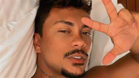 Em vídeo Xamã se descuida e deixa parte íntima à mostra