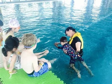 课程阶段篇一我们是怎样教孩子们学习游泳